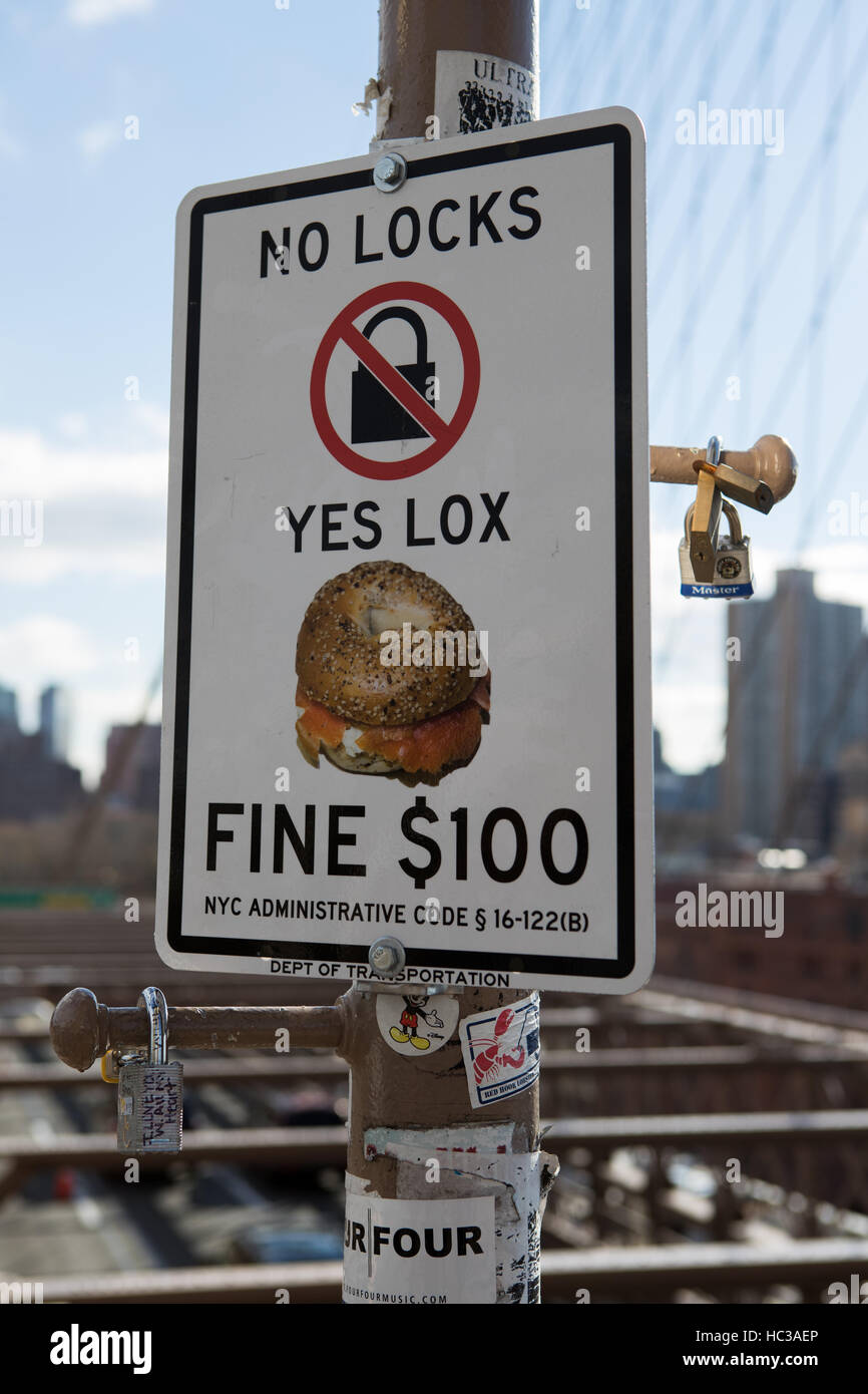 Love lock bridge brooklyn hi-res stock photography and images - Alamy