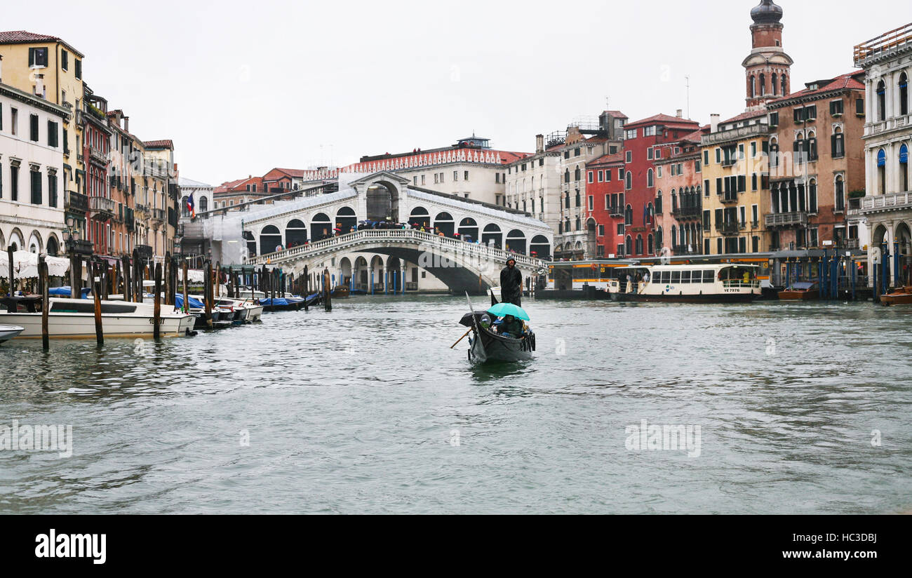 VENICE, ITALY - OCTOBER 14, 2016: traghetti boat and Rialto Bridge on ...