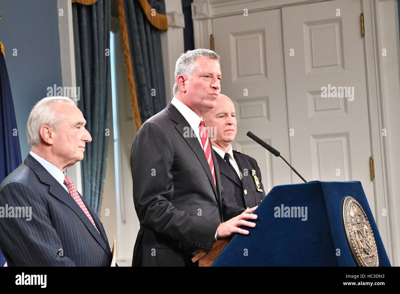 William J. Bratton resigns as commissioner of the New York Police ...