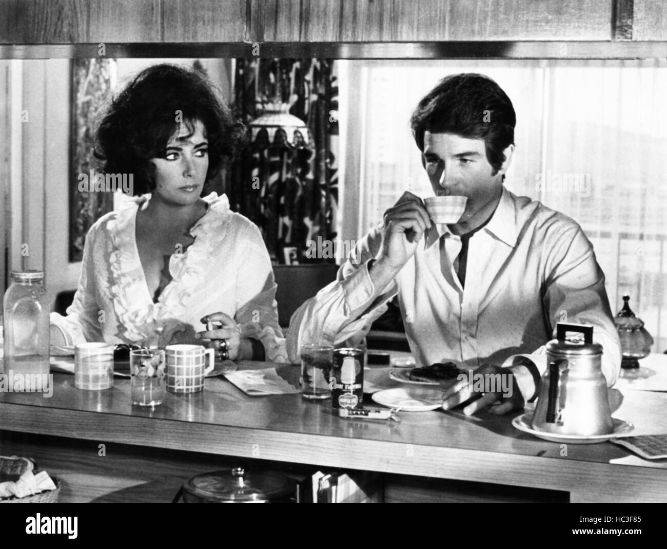 THE ONLY GAME IN TOWN, from left, Elizabeth Taylor, Warren Beatty, 1970 ...
