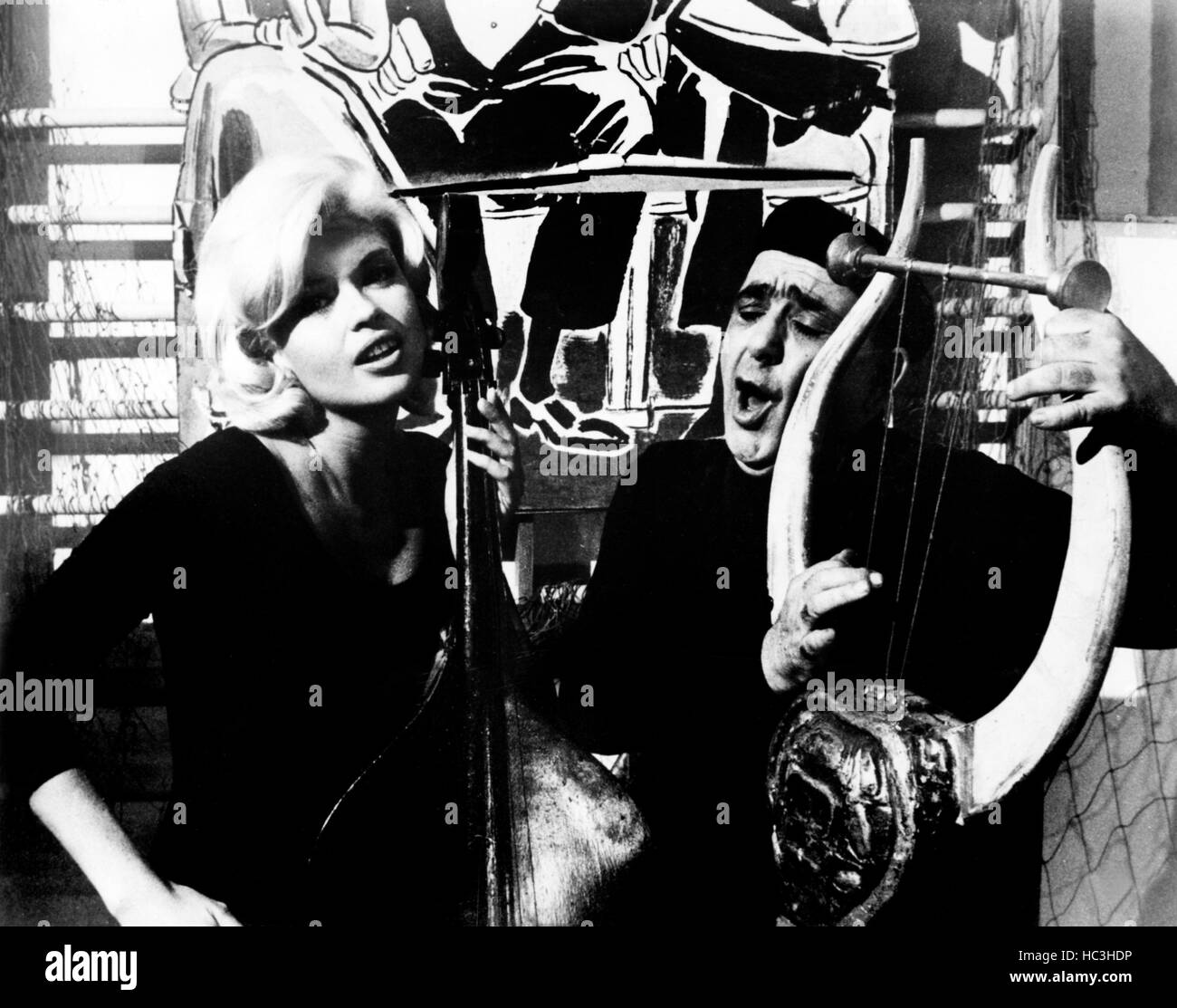 PANIC BUTTON, l-r: Jayne Mansfield, Akim Tamiroff, 1964 Stock Photo - Alamy