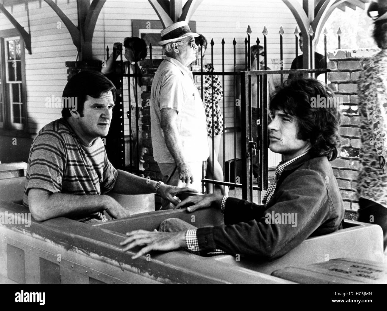 THE PARALLAX VIEW, from left, Kenneth Mars, Warren Beatty, 1974 Stock ...