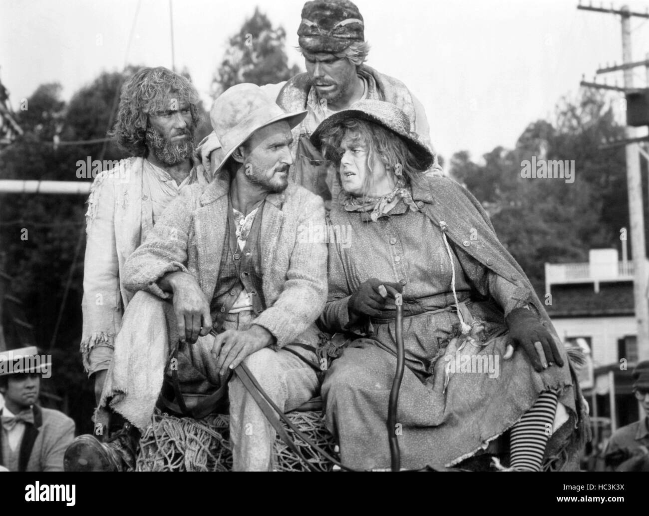 PETE'S DRAGON, front from left: Charles Tyner, Shelley Winters, rear ...
