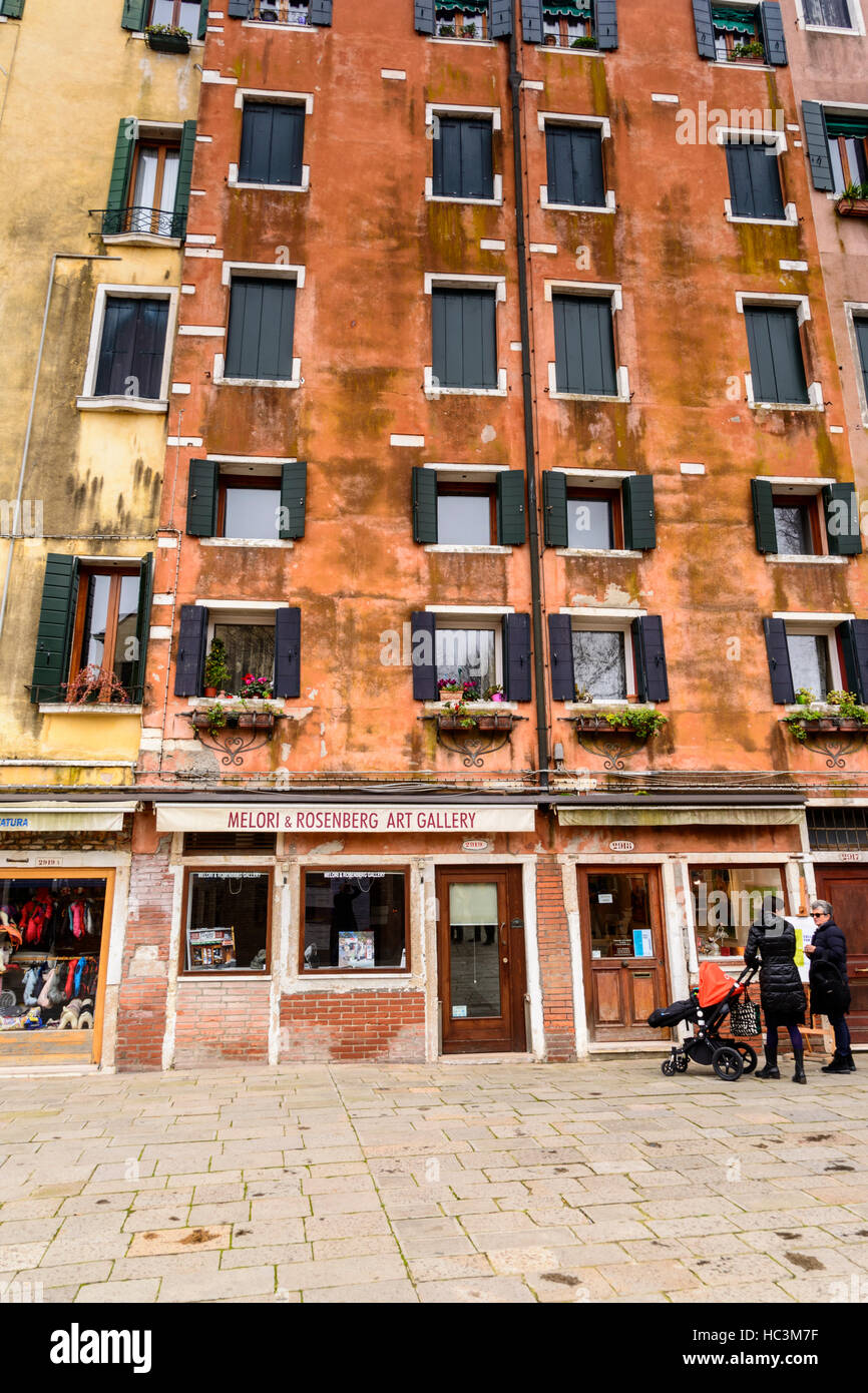 Two women chatting outside a multi-story building in Campo del Ghetto ...