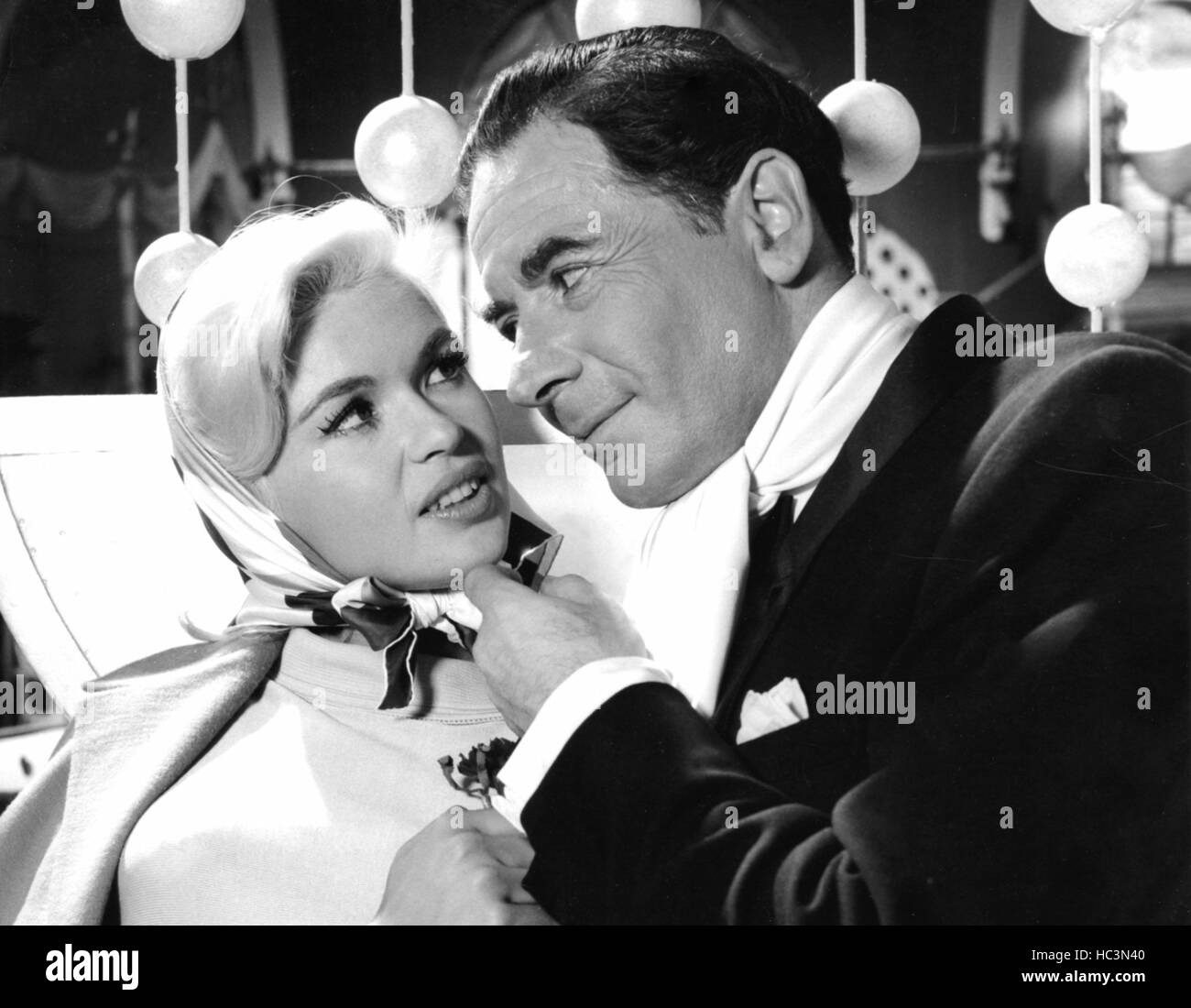 PLAYGIRL AFTER DARK, (aka TOO HOT TO HANDLE), Jayne Mansfield, Leo Genn, 1960 Stock Photo - Alamy