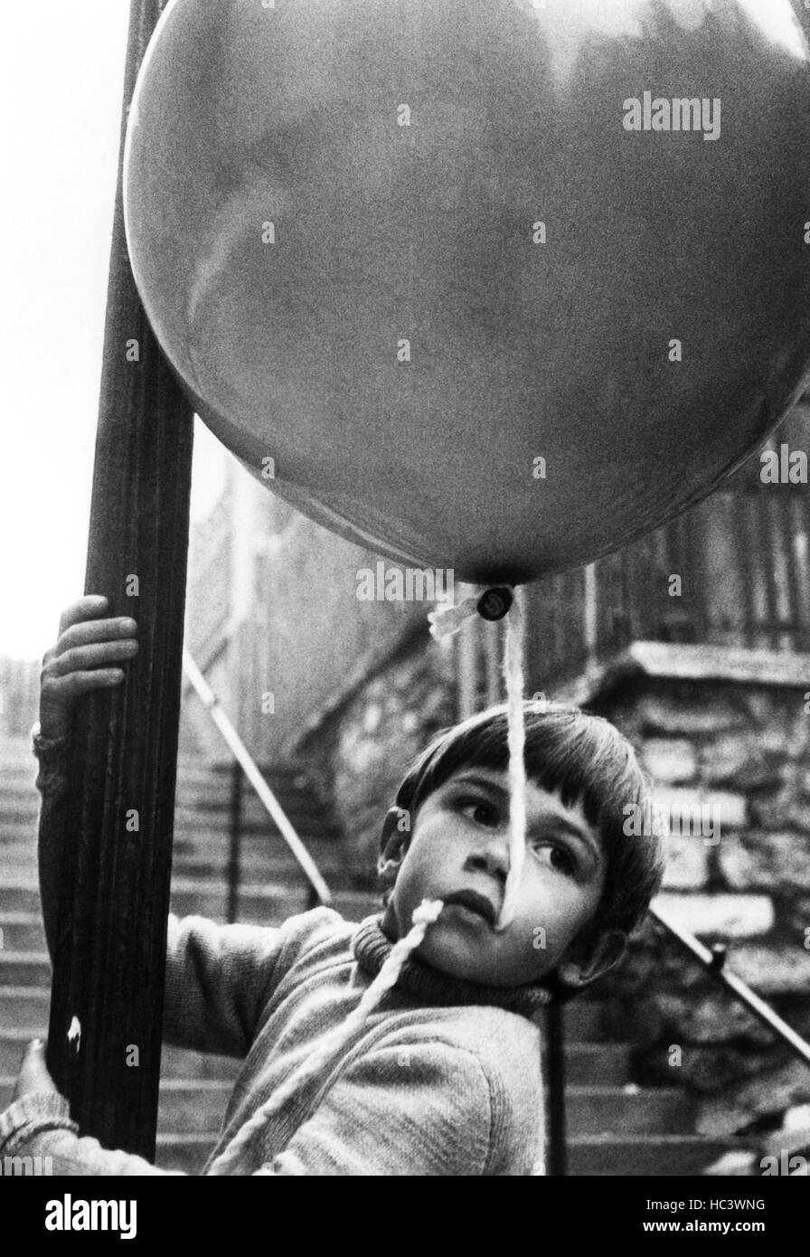 THE RED BALLOON, (aka LE BALLON ROUGE), Pascal Lamorisse, 1956 Stock ...