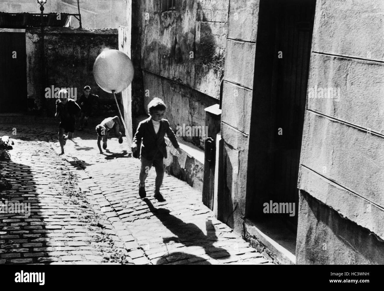 THE RED BALLOON, (aka LE BALLON ROUGE), Pascal Lamorisse, 1956 Stock ...