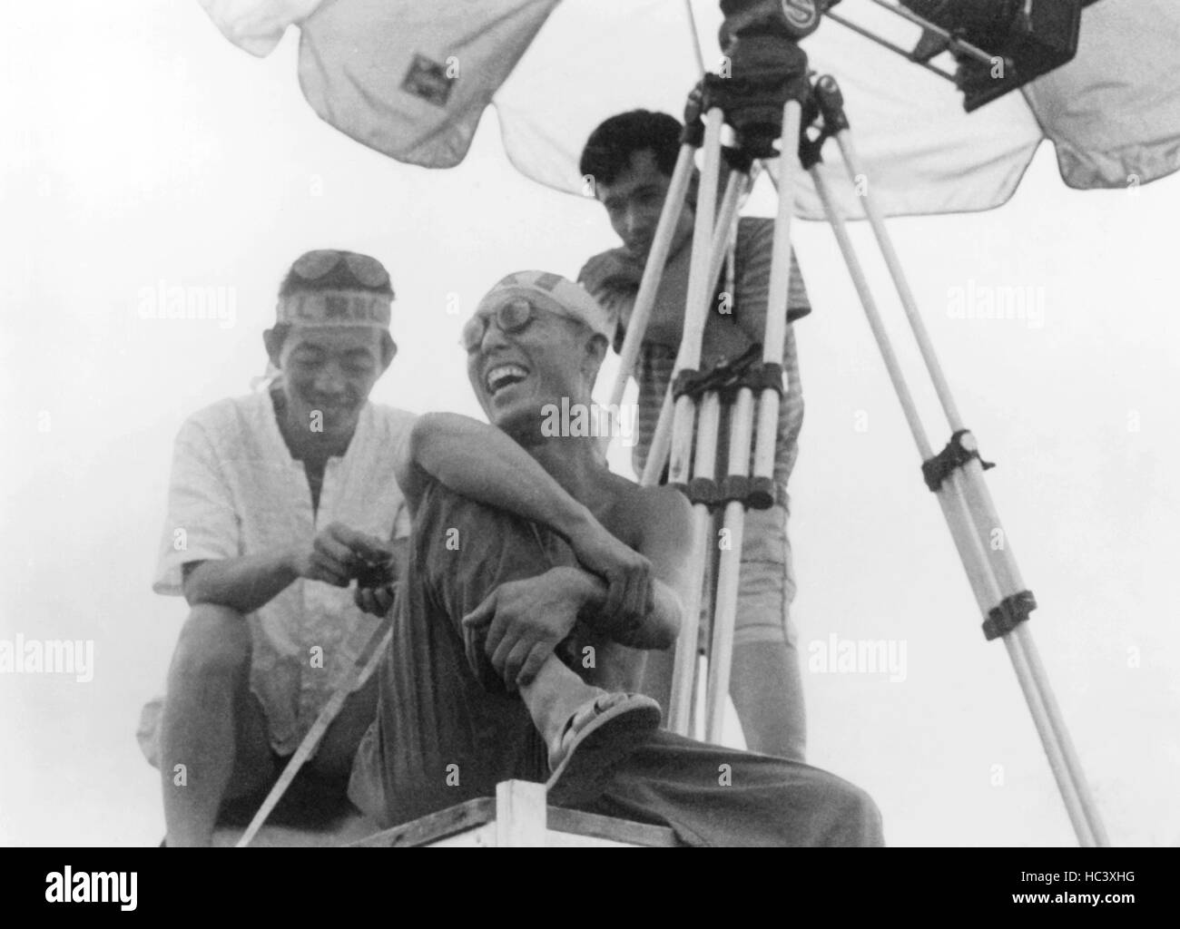 RED SORGHUM, (aka HONG GAO LIANG), director Yimou Zhang (front) on set ...