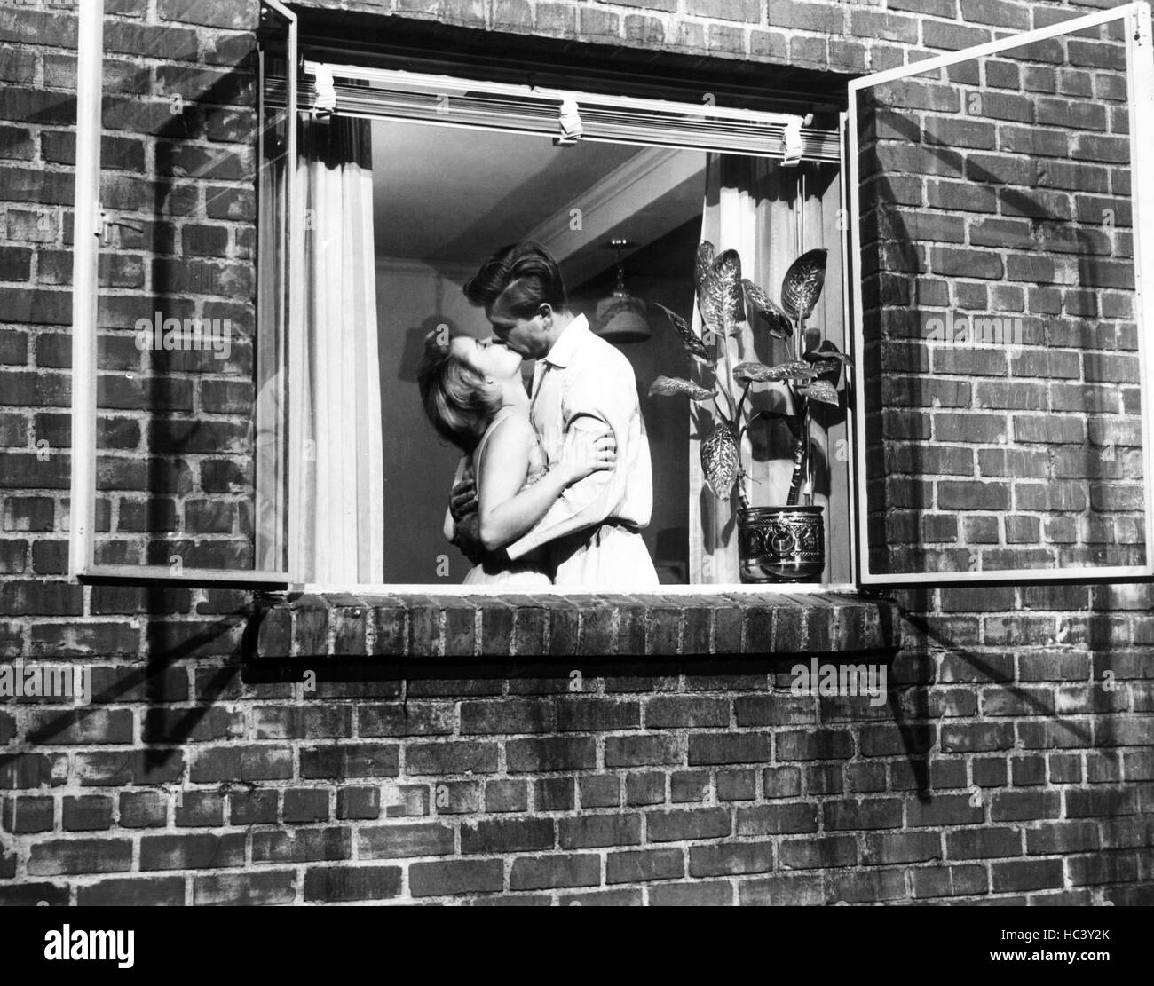 REAR WINDOW, from left: Havis Davenport, Rand Harper, 1954 Stock Photo ...
