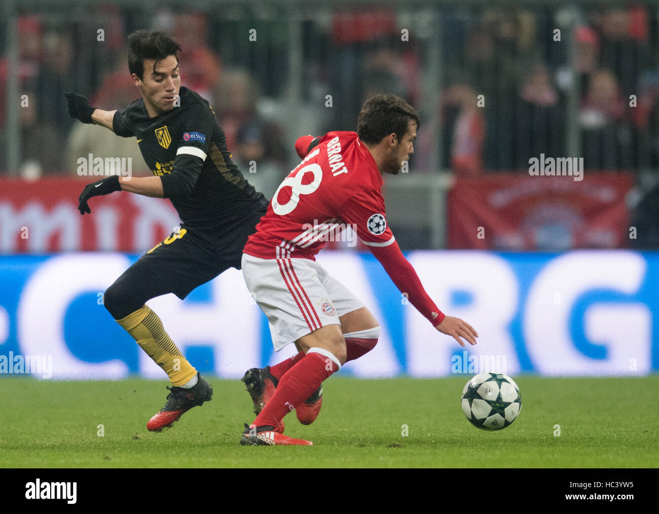Munich, Germany. 6th Dec, 2016. Atletico's Nico Gaitan (l) and Munich's ...