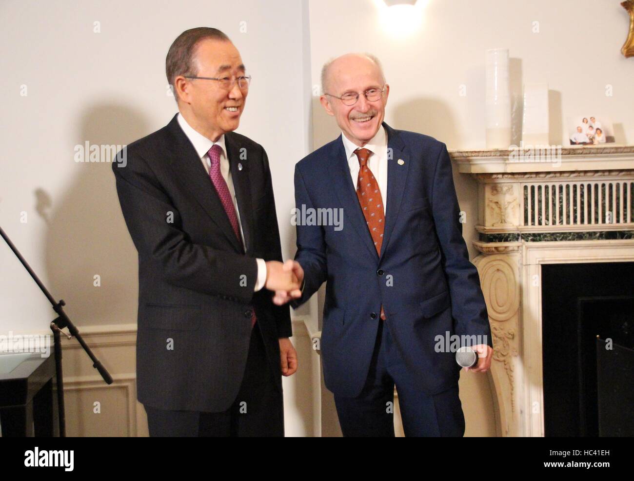 New York, Us. 06th Dec, 2016. Willi Lemke (r), United Nations Secretary ...