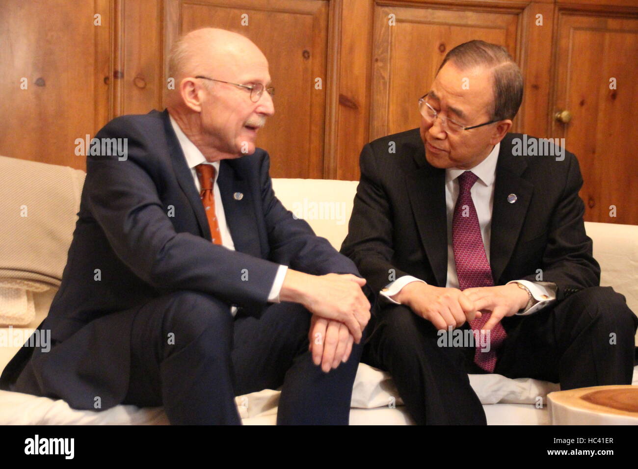 New York, Us. 06th Dec, 2016. Willi Lemke (l), United Nations Secretary ...
