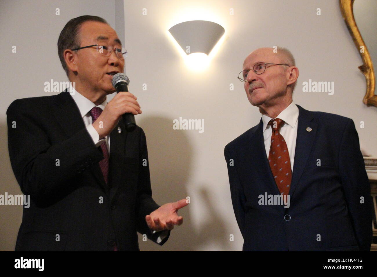 New York, Us. 06th Dec, 2016. Willi Lemke (r), United Nations Secretary ...