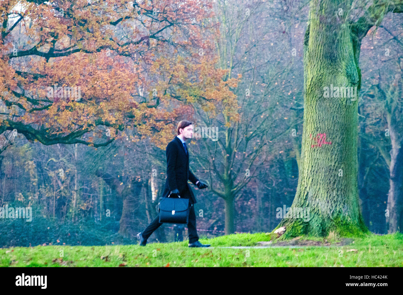 Wandsworth Common, London, UK. 7th Dec, 2016. Commuters cross the ...