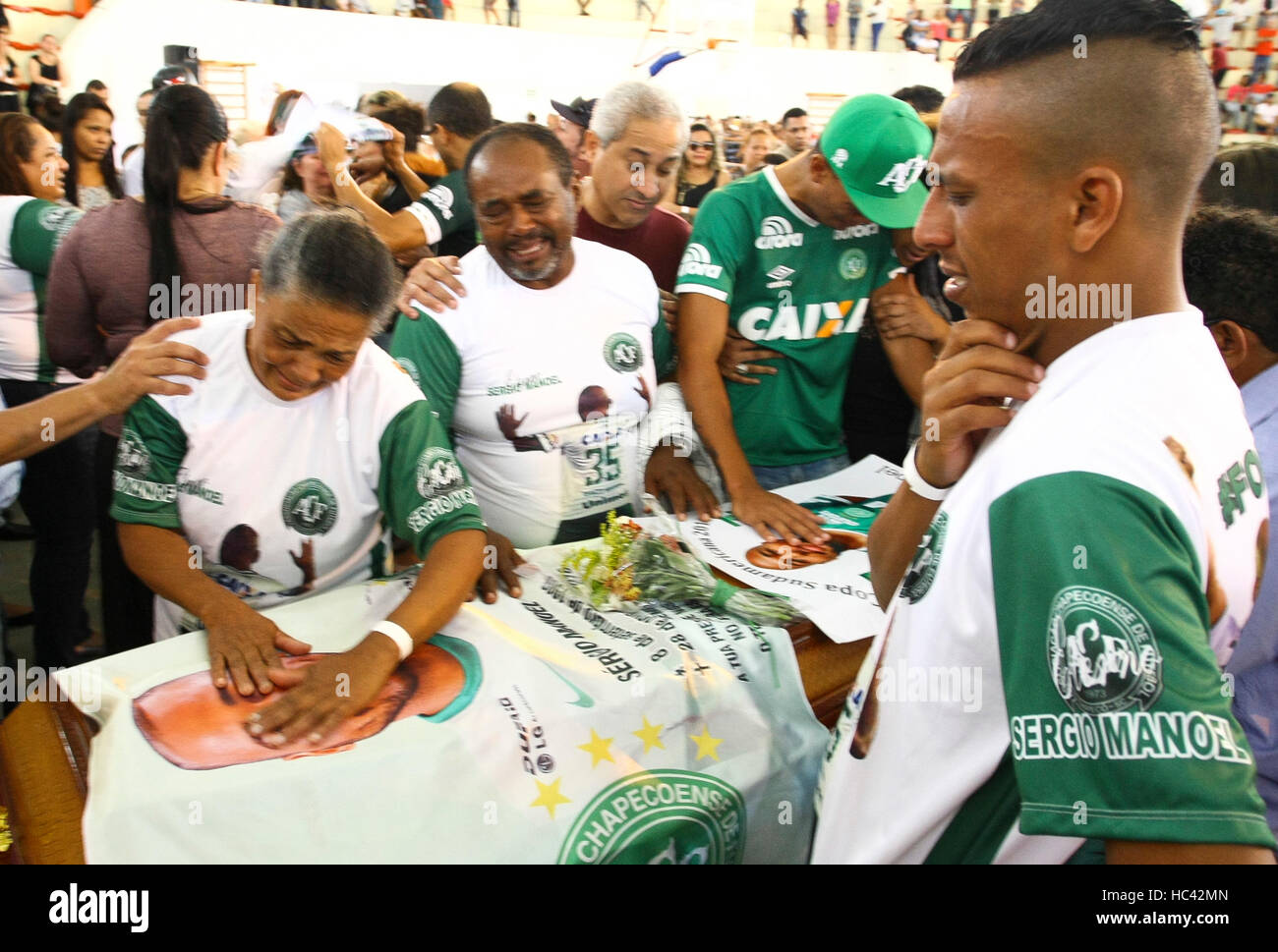 Itapevi, Brazil. 04th Dec, 2016. In the photo player relatives cry on ...