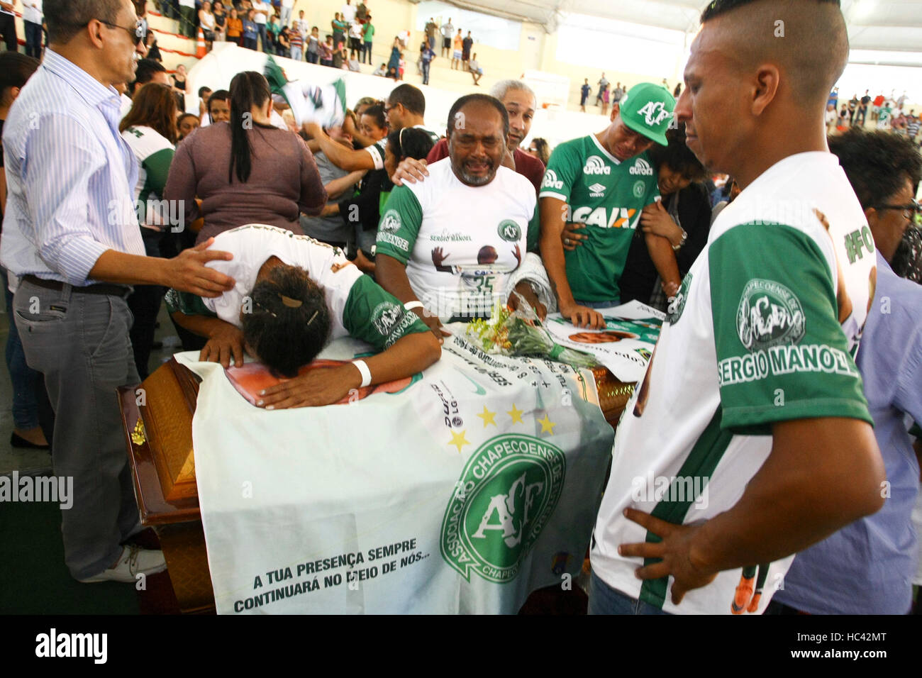 Itapevi, Brazil. 04th Dec, 2016. In the photo player relatives cry on ...