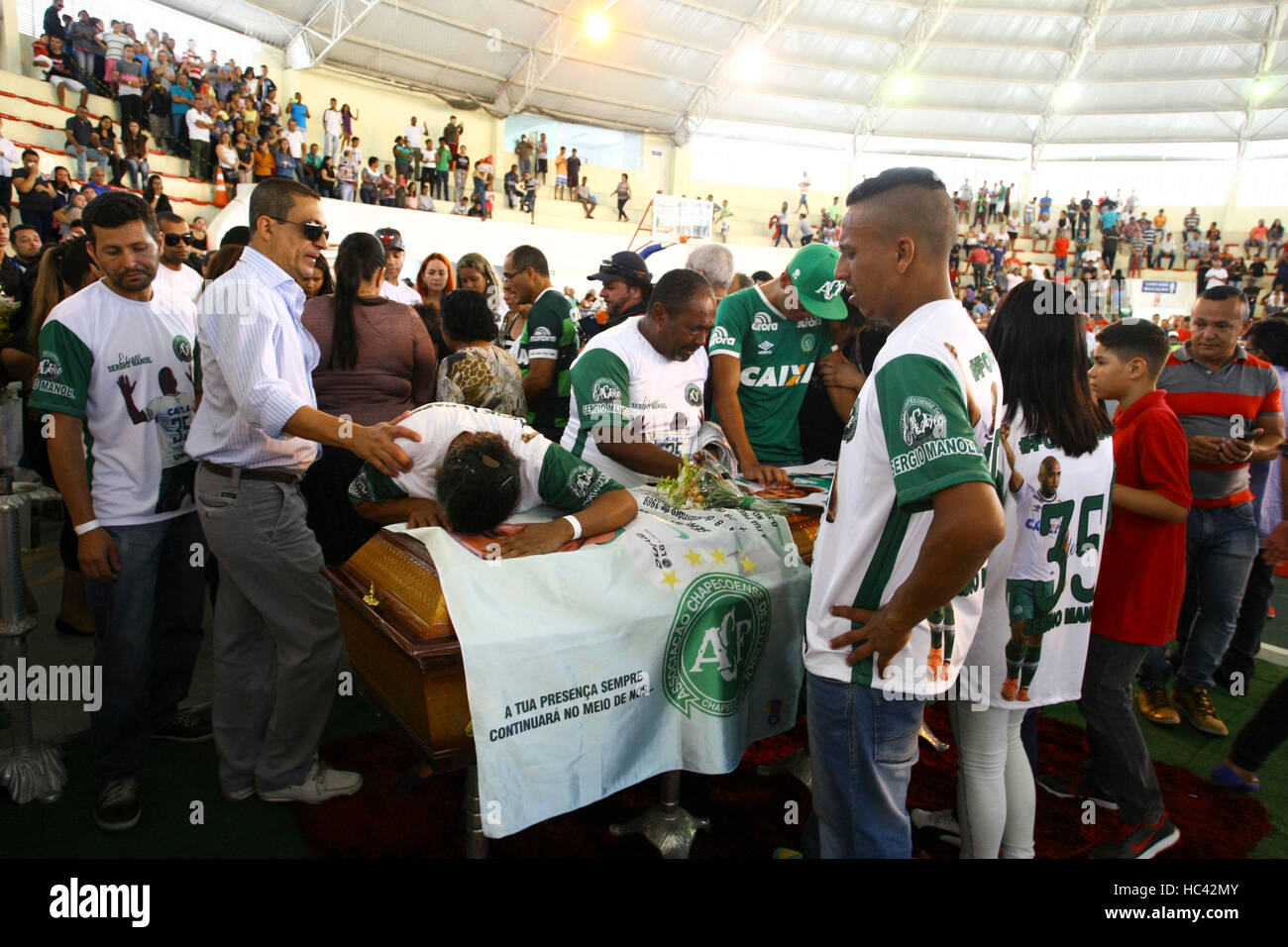 Itapevi, Brazil. 04th Dec, 2016. In the photo player relatives cry on ...