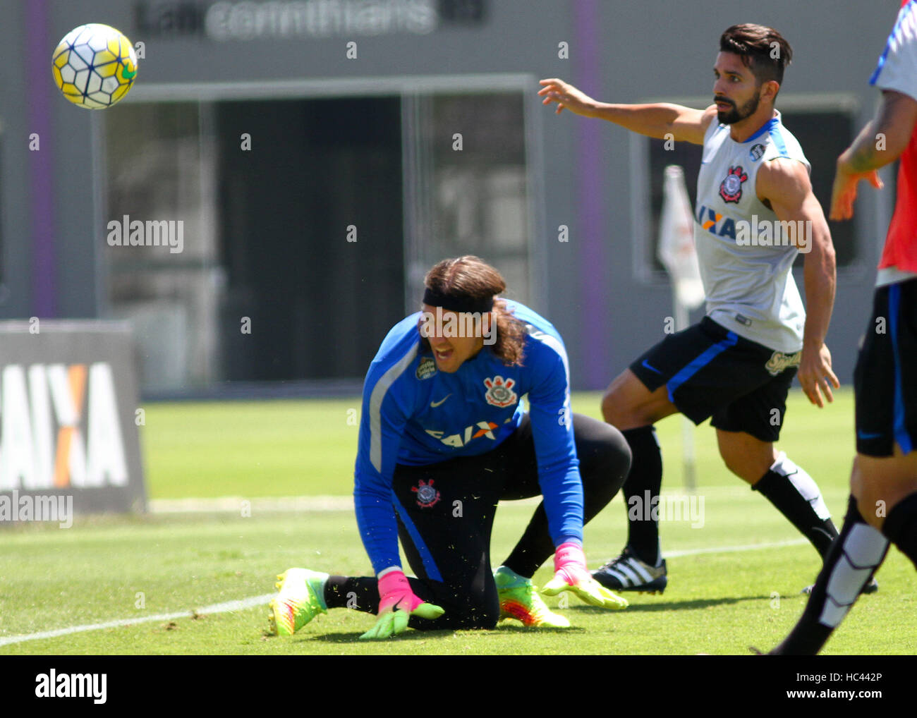 SÃO PAULO, SP - 07.12.2016: TREINO DO CORINTHIANS - William and Cássio ...