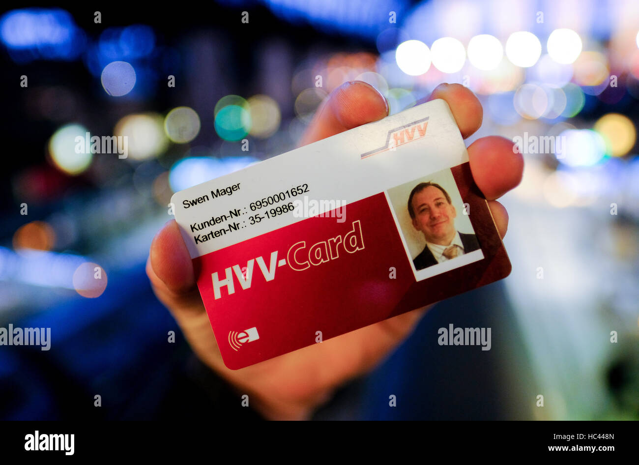 Hamburg, Germany. 06th Dec, 2016. ILLUSTRATION - An electronic customer ...