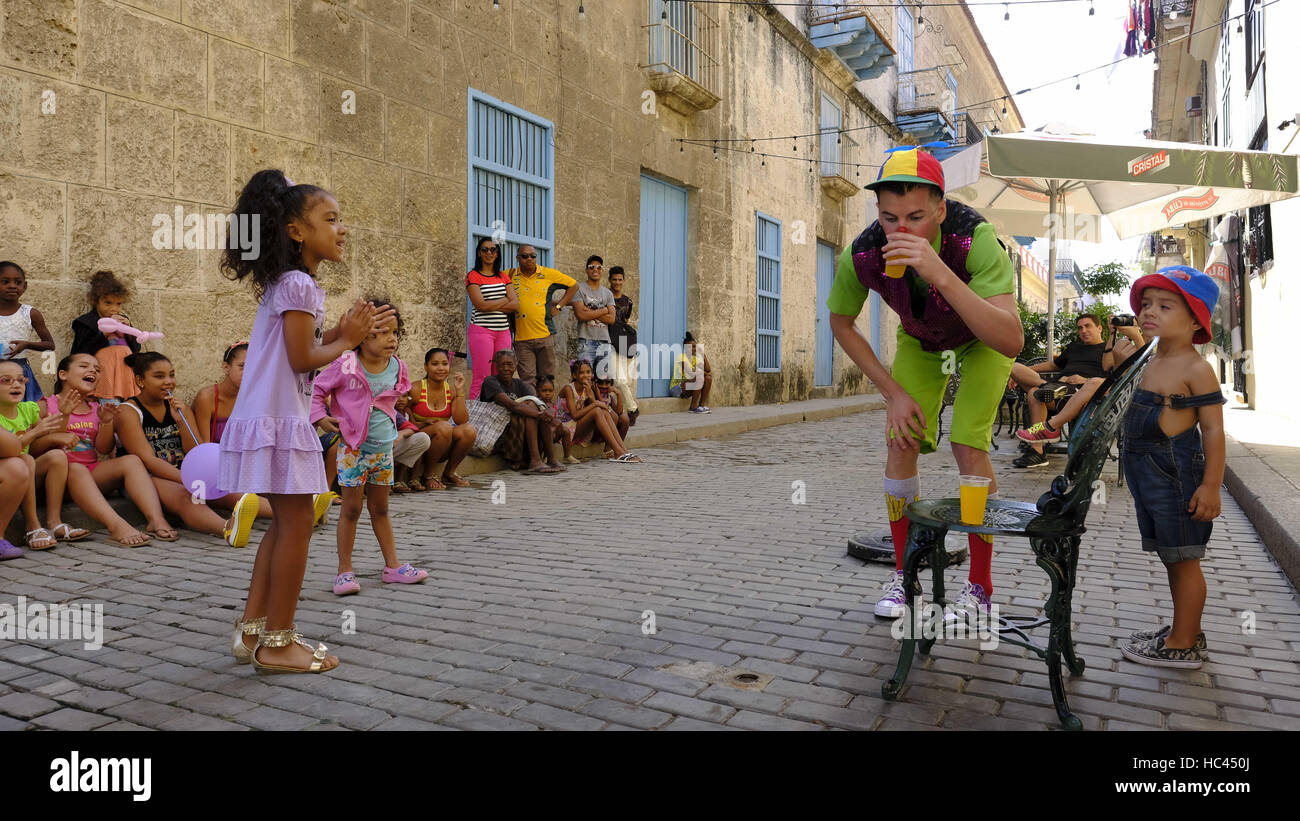 Entertainer in havana vieja hi-res stock photography and images - Alamy