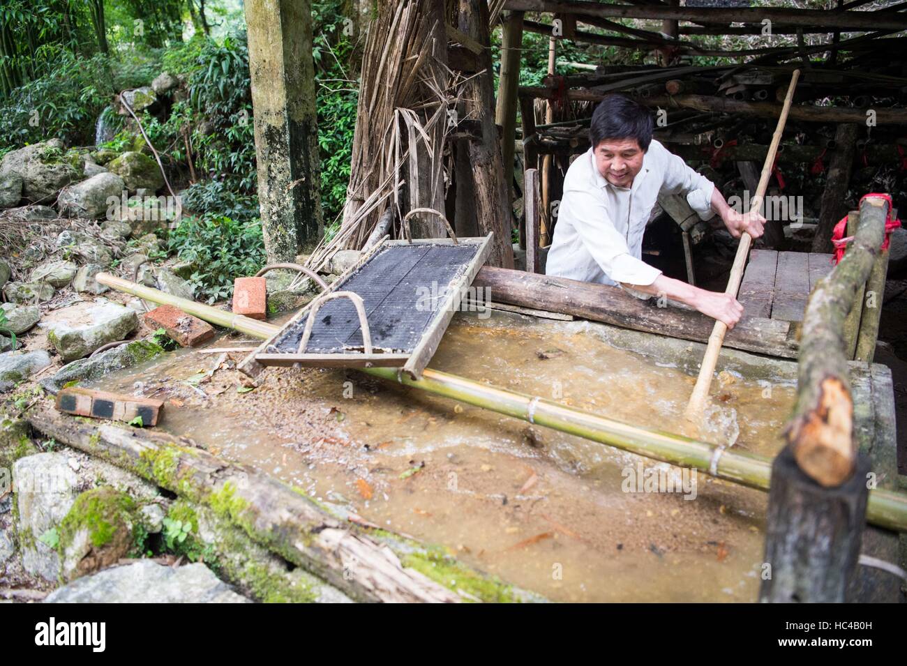 (161208) -- CHONGQING, Dec. 8, 2016 (Xinhua) -- Li Shilin stirs ...