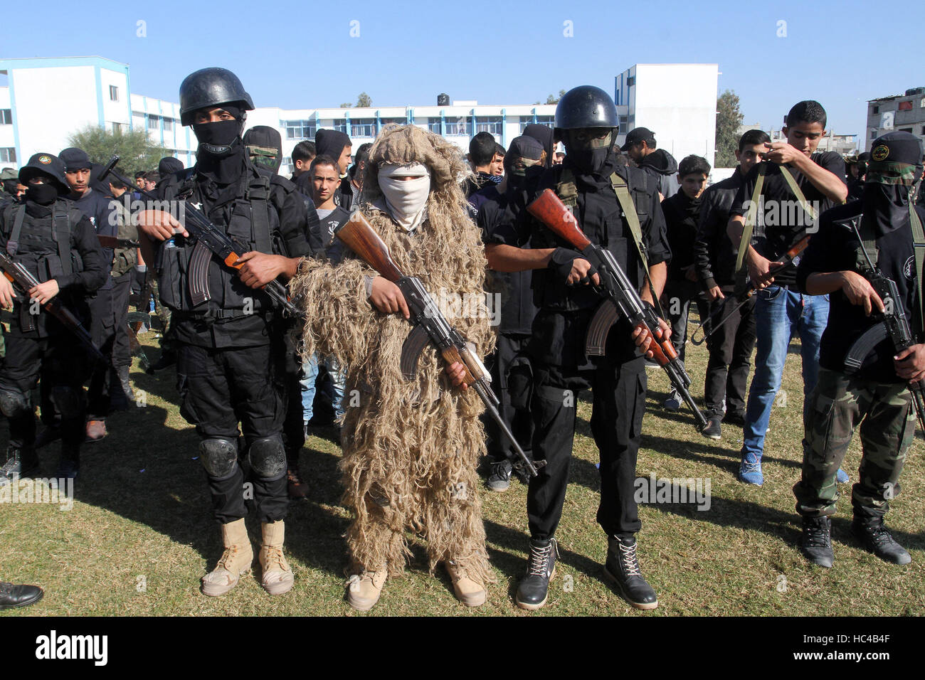 Khan Younis, Gaza Strip, Palestinian Territory. 8th Dec, 2016. Palestinian youths loyal to the ...