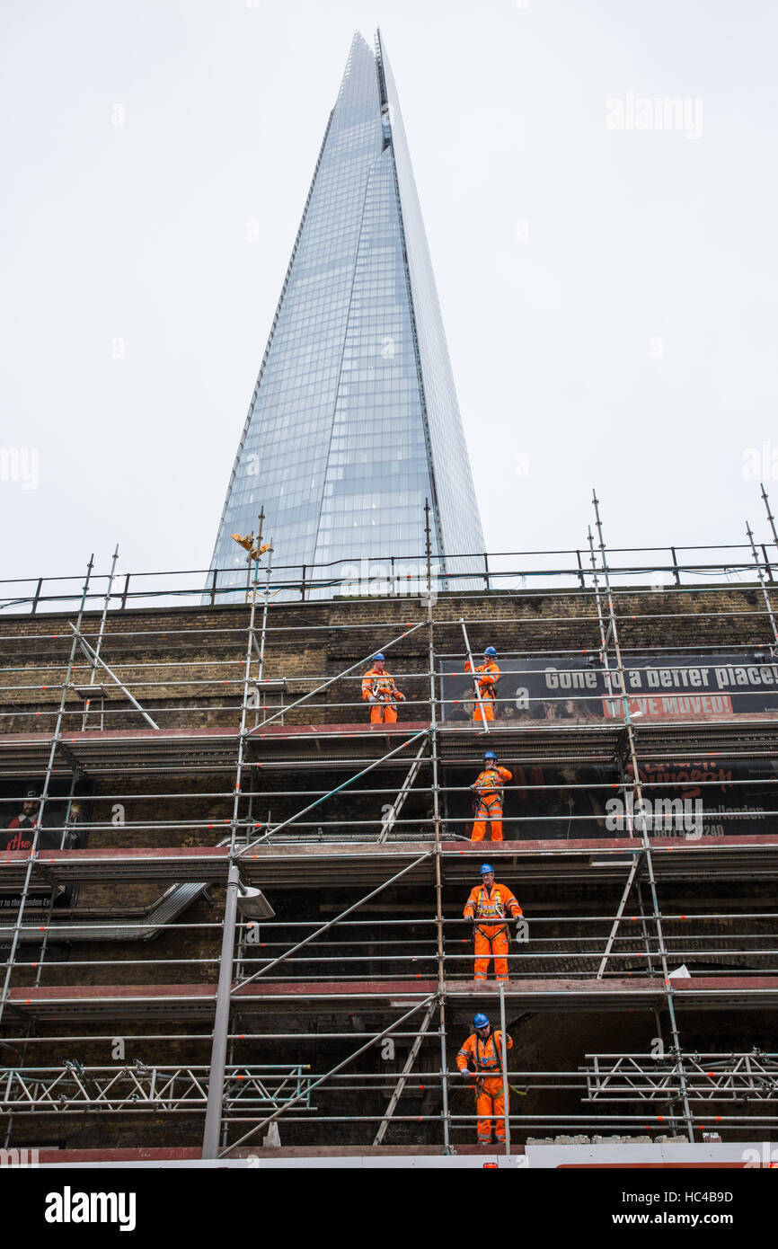 London, UK. 8th December, 2016. Scaffolders working in front of the ...