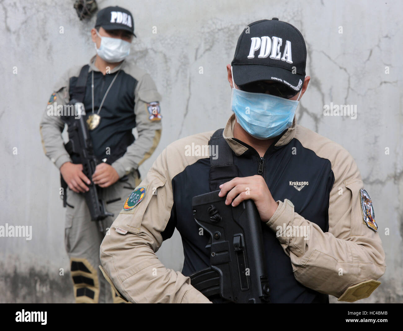 Valenzuela City, Philippines. 8th Dec, 2016. Agents of the Philippine ...