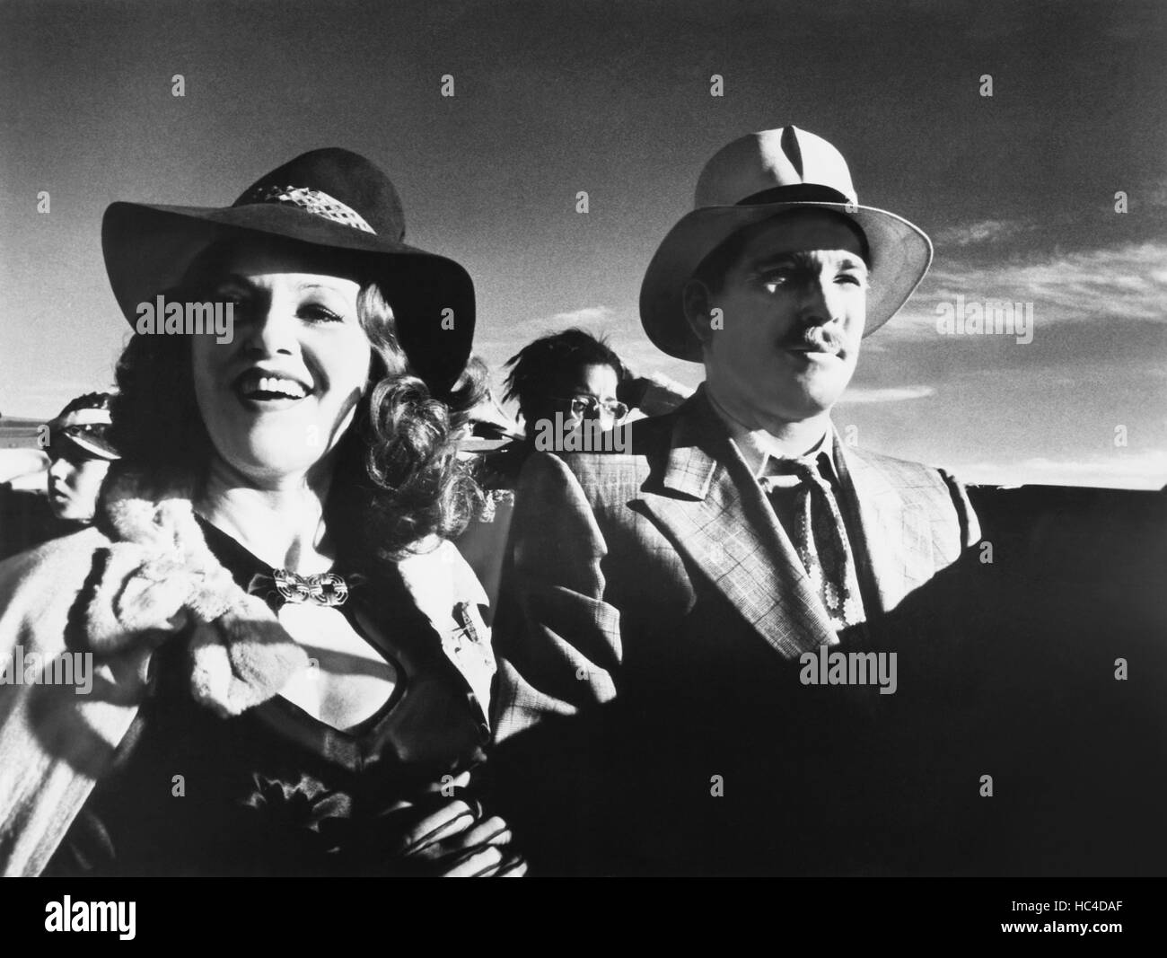 PAPER MOON, front from left: Madeline Kahn, Ryan O'Neal, rear from left ...