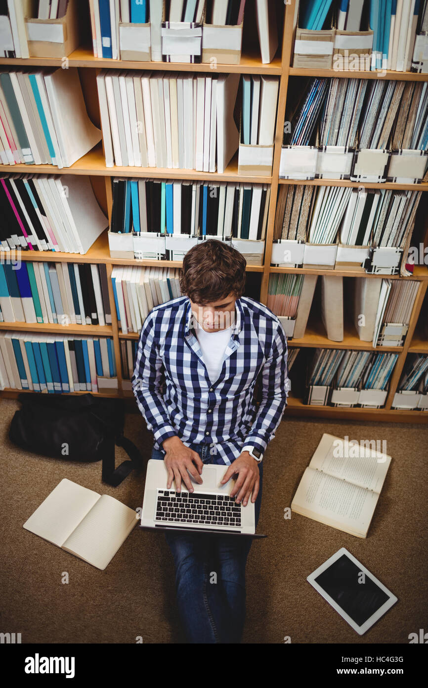 Student using laptop in library Stock Photo - Alamy