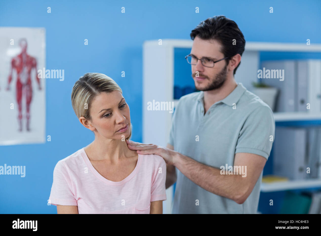 Female physiotherapist shoulder hi-res stock photography and images - Alamy