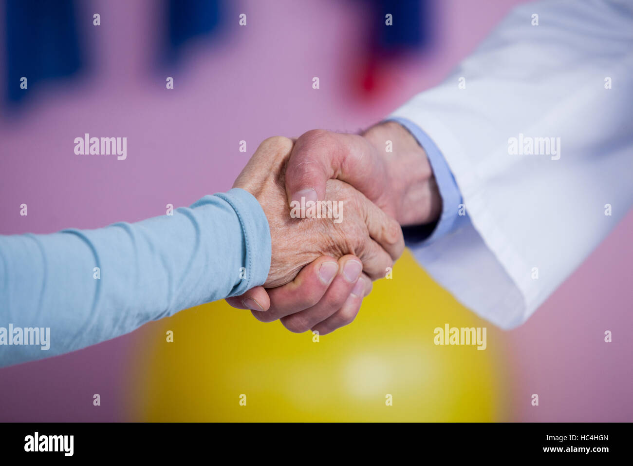 Doctor patient shake hands hi-res stock photography and images - Alamy