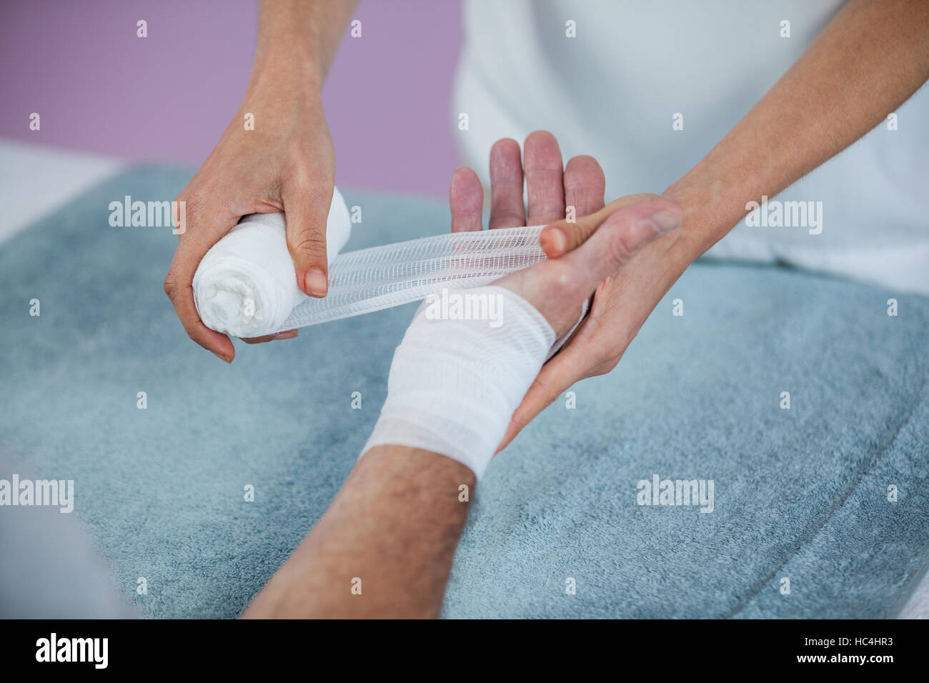 Injured hand hi-res stock photography and images - Alamy