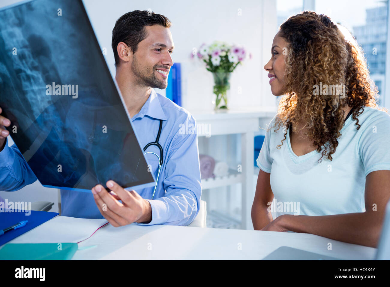 Physiotherapist explaining x-ray to patient Stock Photo - Alamy