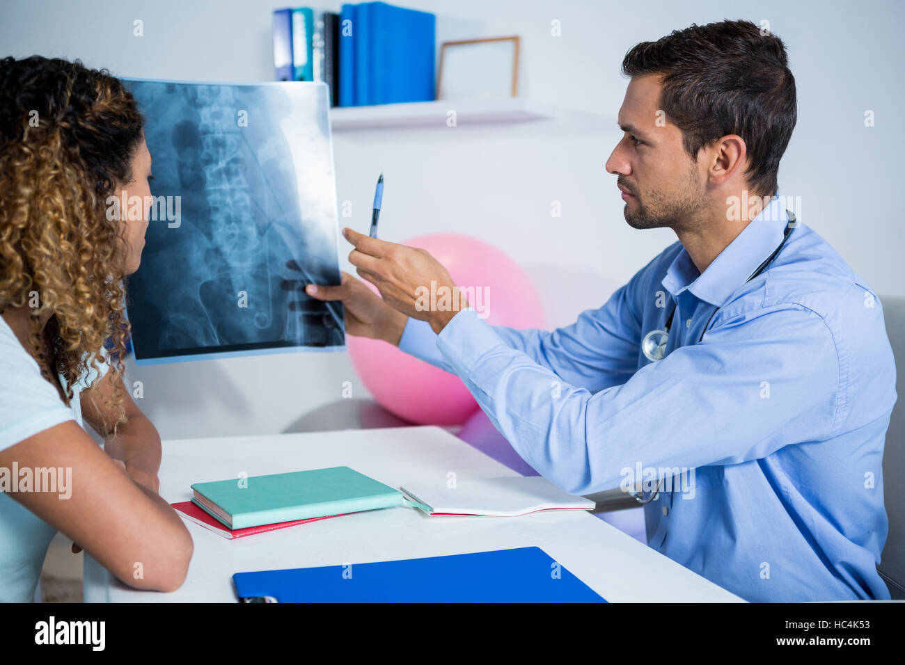 Physiotherapist explaining x-ray to patient Stock Photo - Alamy