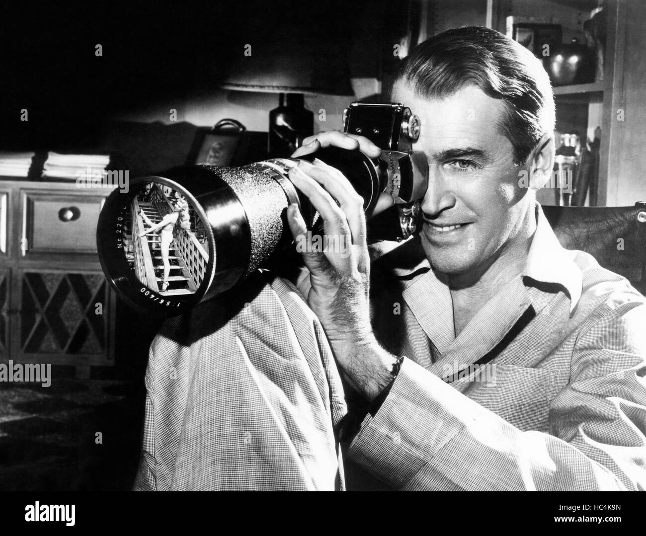 REAR WINDOW, James Stewart, Georgine Darcy (in camera lens), 1954 Stock ...
