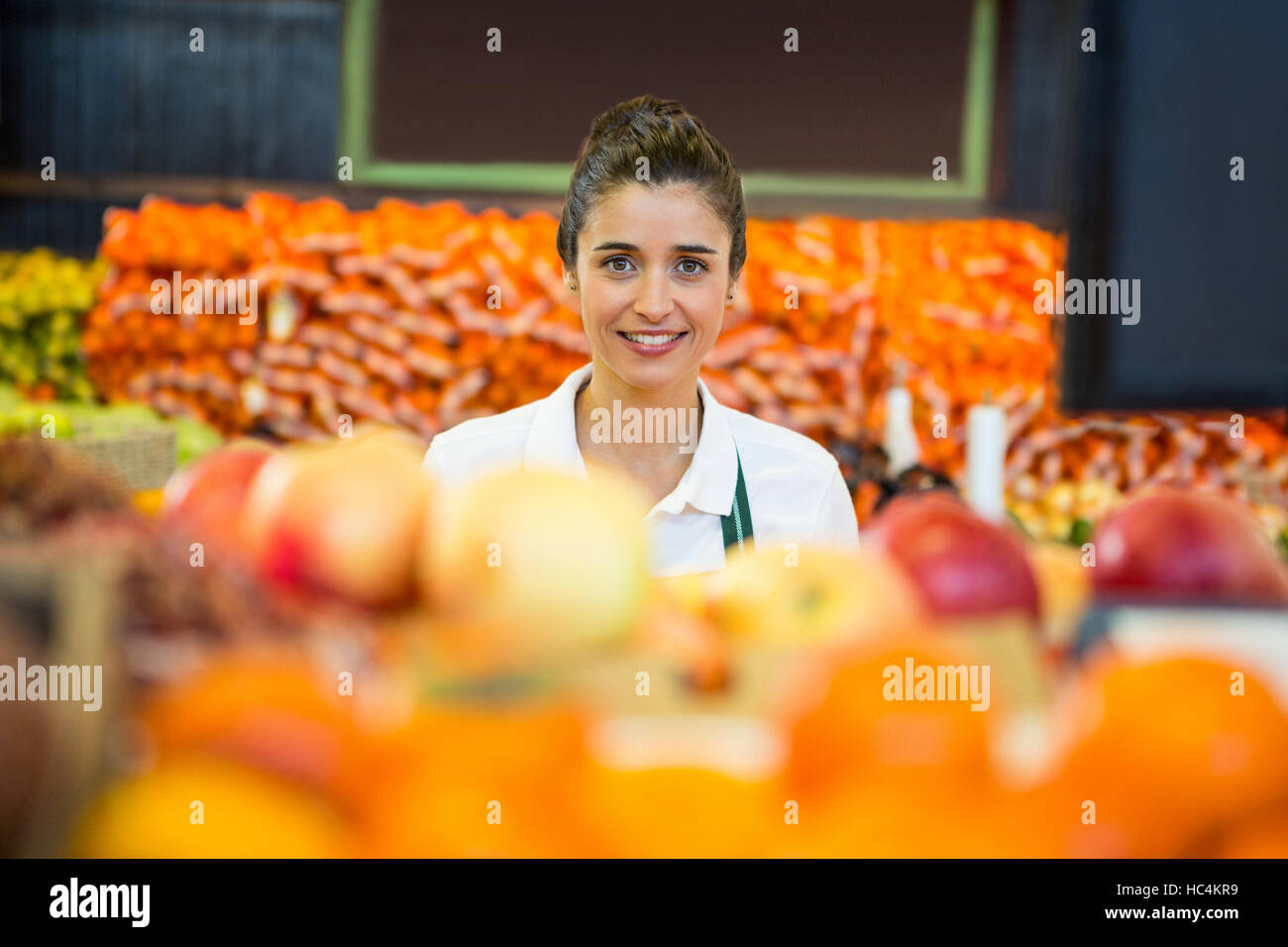 Supermarket female hi-res stock photography and images - Alamy