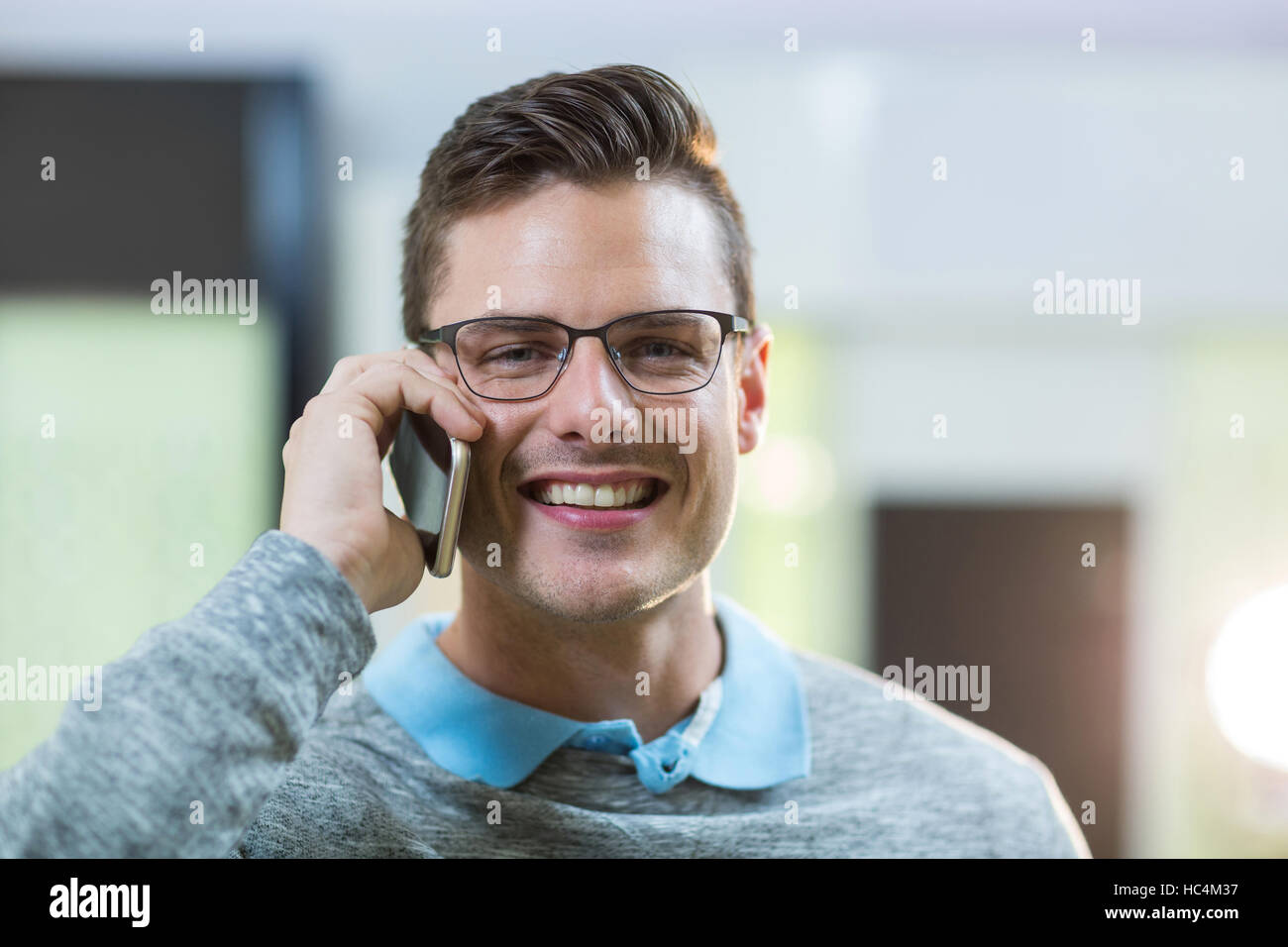 Optical store talking hi-res stock photography and images - Alamy