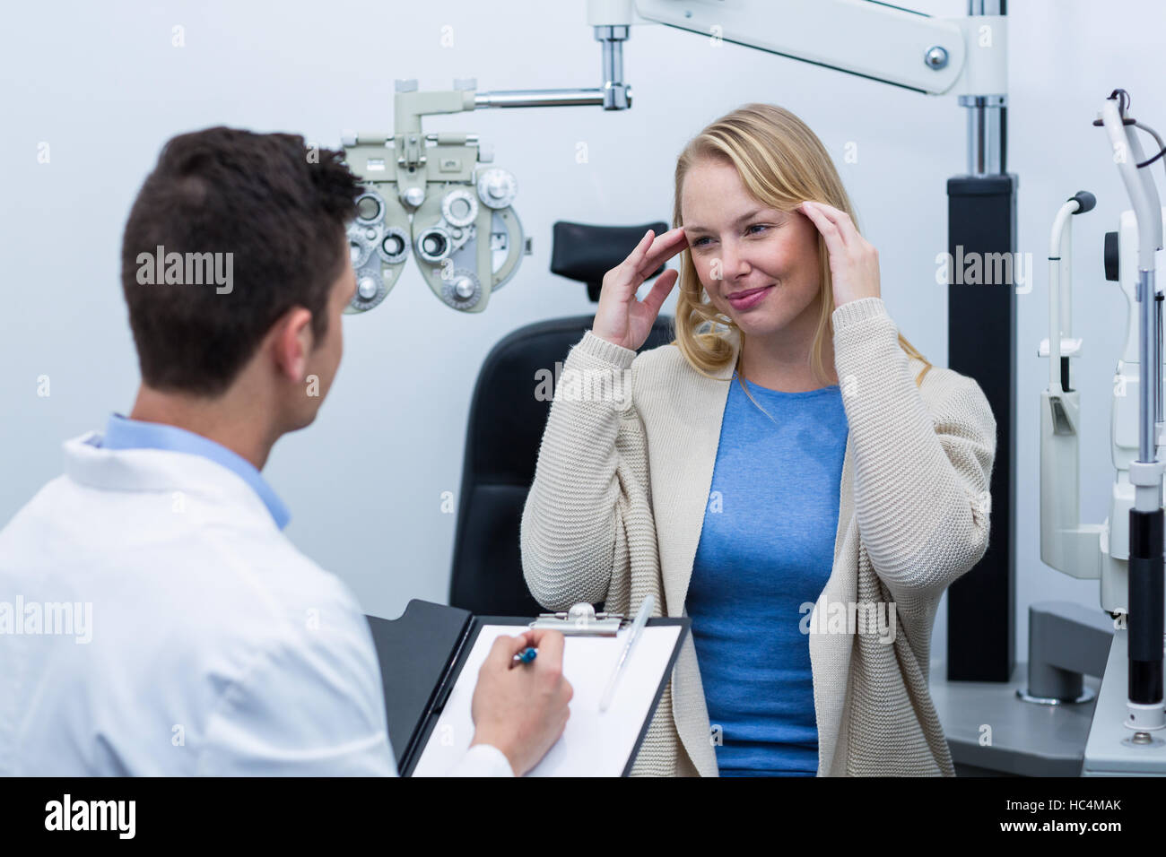 Optometrist consulting female patient Stock Photo - Alamy