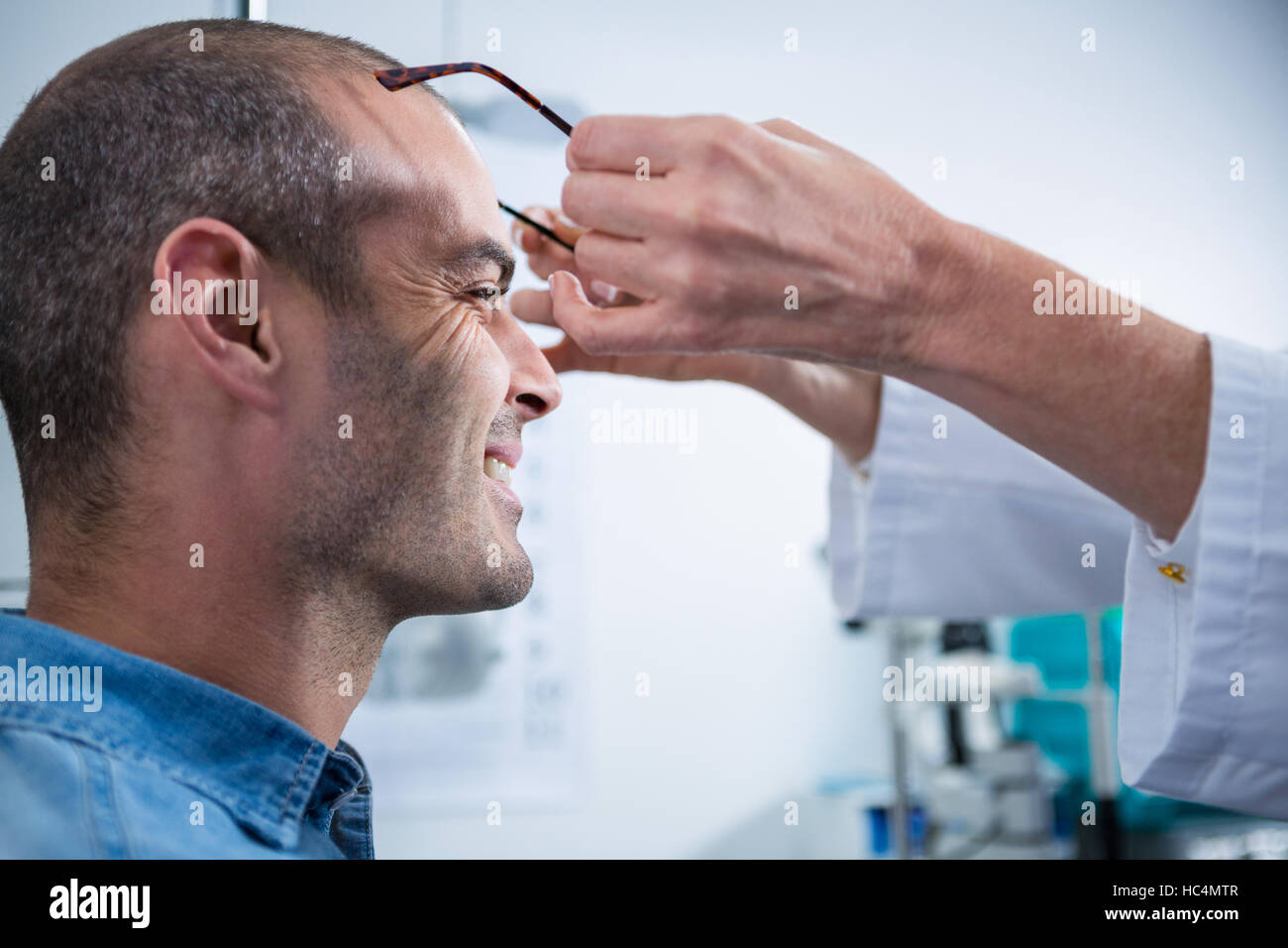 Female optometrist prescribing spectacles to patient Stock Photo - Alamy