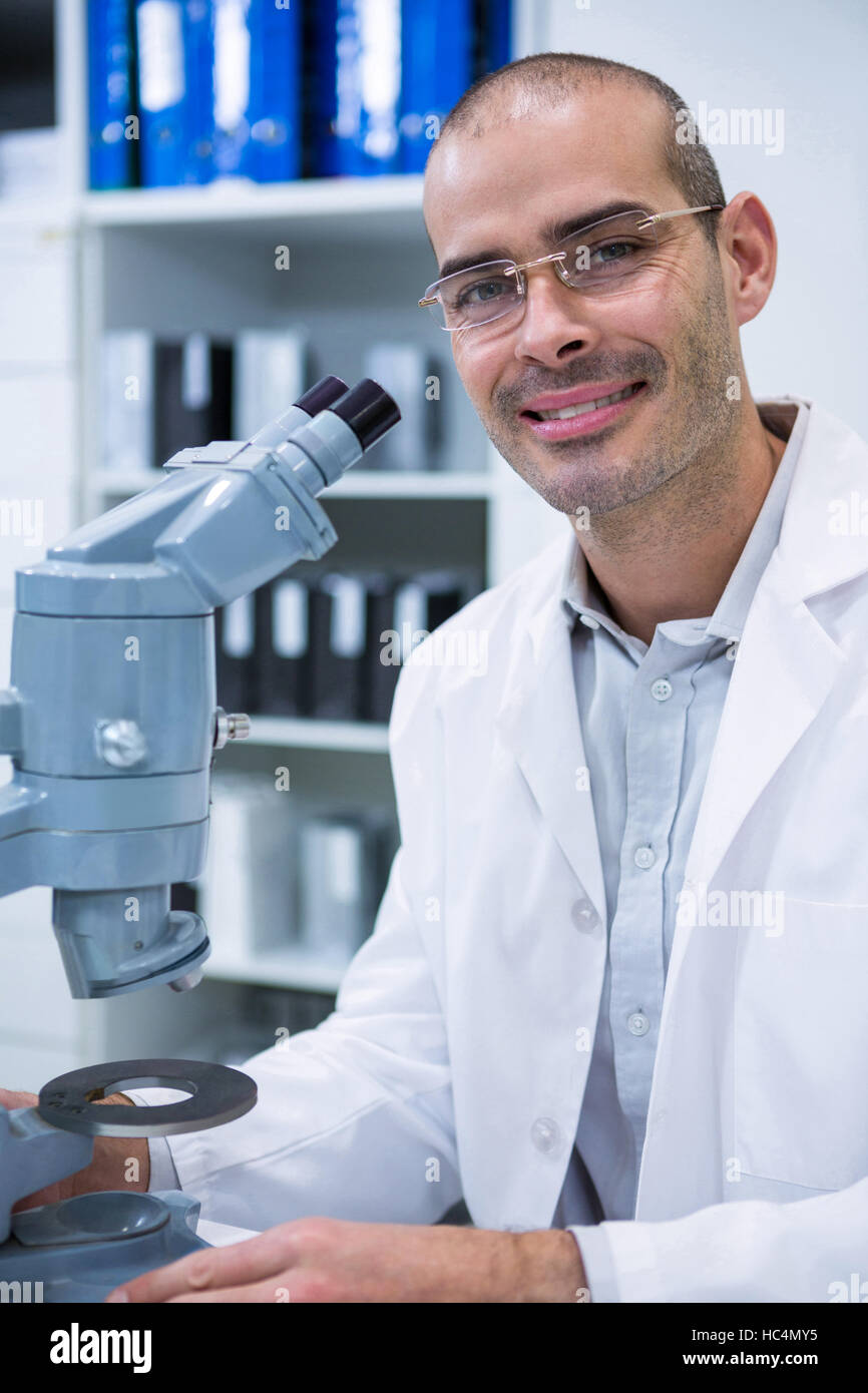Male optometrist hi-res stock photography and images - Alamy