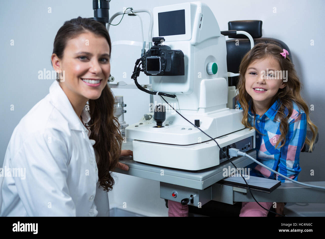 Female optometrist interacting with young patient Stock Photo - Alamy