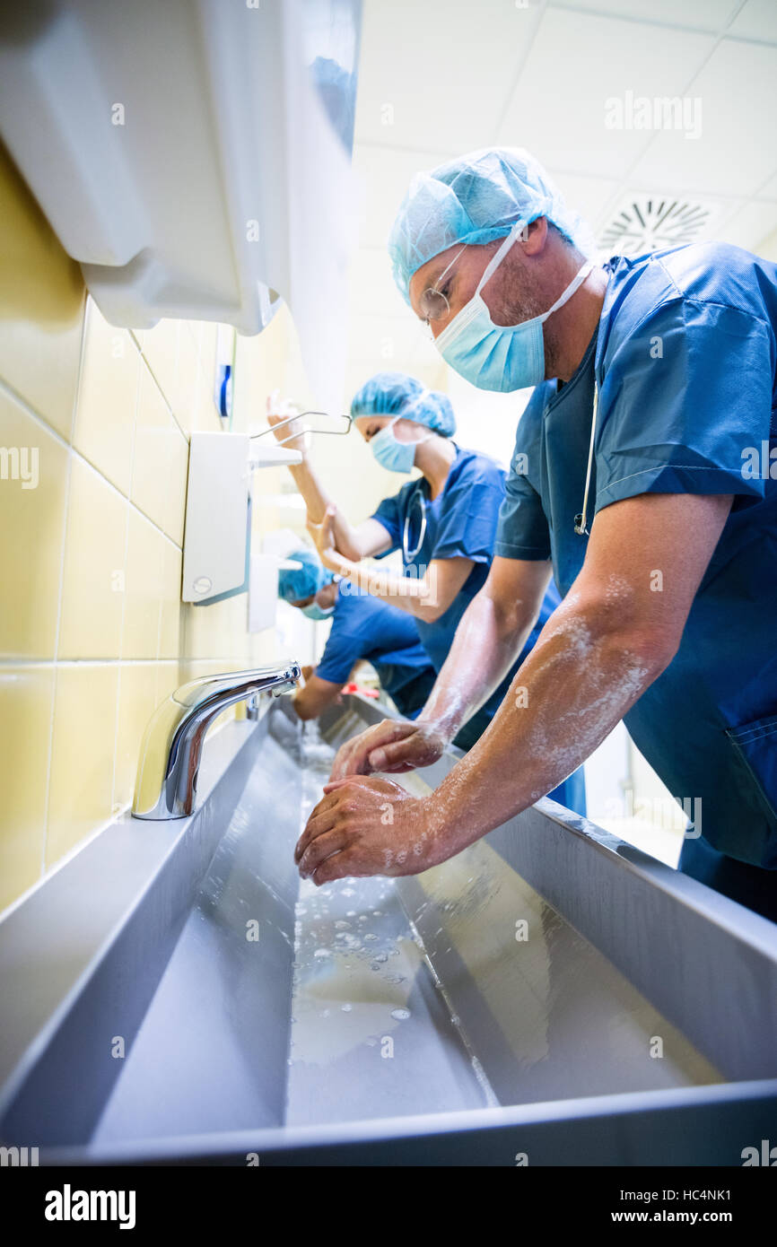 Hospital staff washing hands hi-res stock photography and images - Alamy
