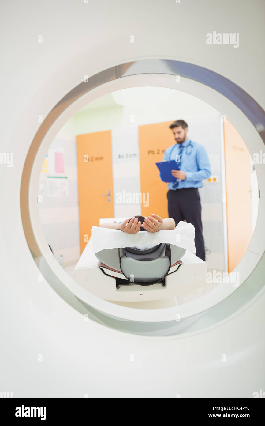 Doctor with chart hi-res stock photography and images - Alamy