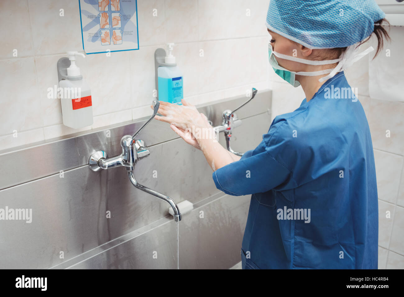 Female surgeon washing her hands Stock Photo - Alamy