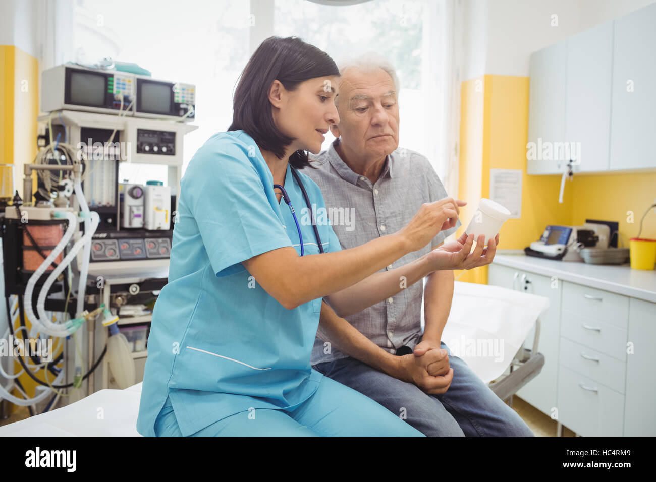 Doctor explaining medicine to his patient Stock Photo - Alamy