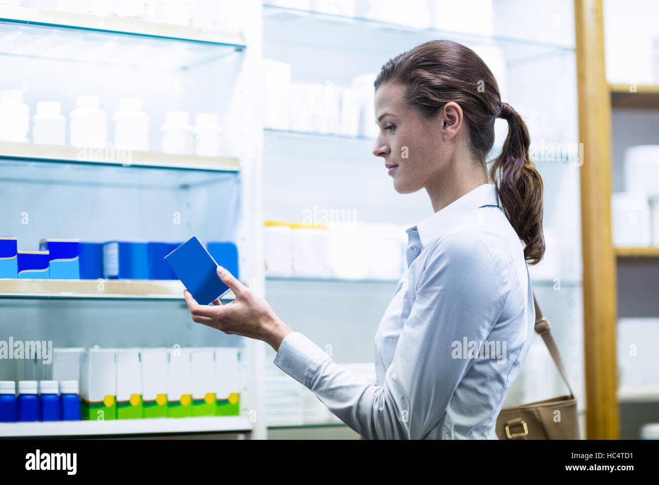 Customer checking hi-res stock photography and images - Alamy