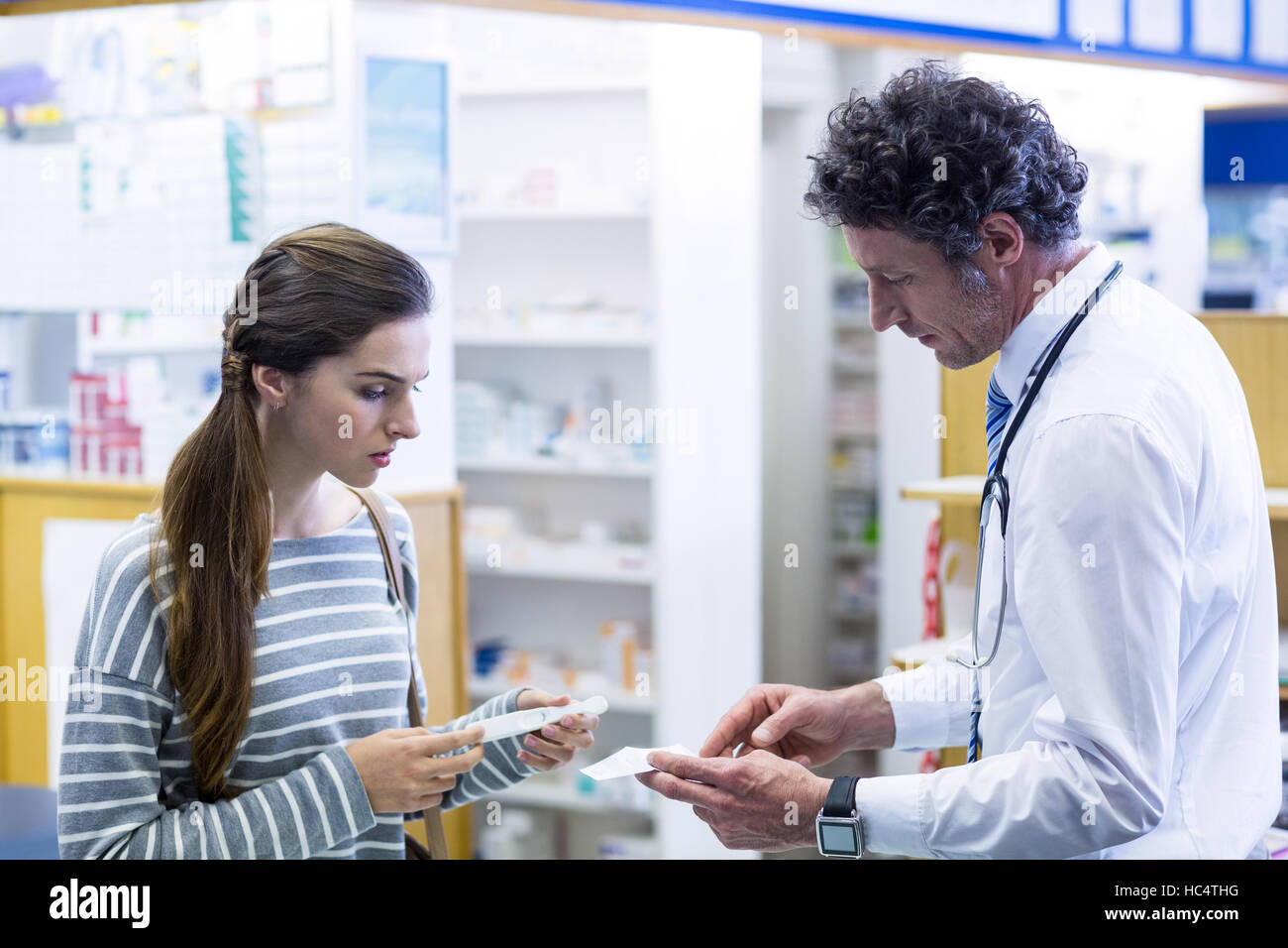 Pharmacist explaining prescriptions to customer Stock Photo - Alamy