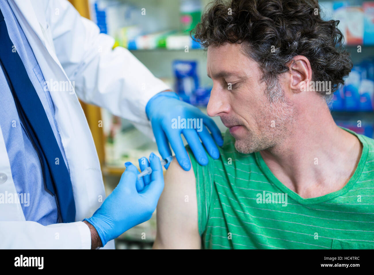 Pharmacist giving injection to patient Stock Photo - Alamy