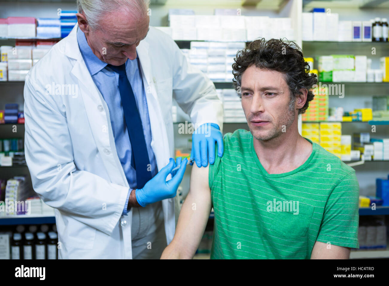 Pharmacist giving injection to patient Stock Photo - Alamy